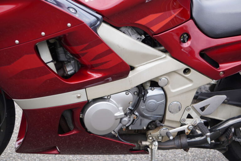 ZZ-R400は中型免許で希少な本格ツアラー、限定解除や逆輸入車への憧れを400ccで具現化した - ForR