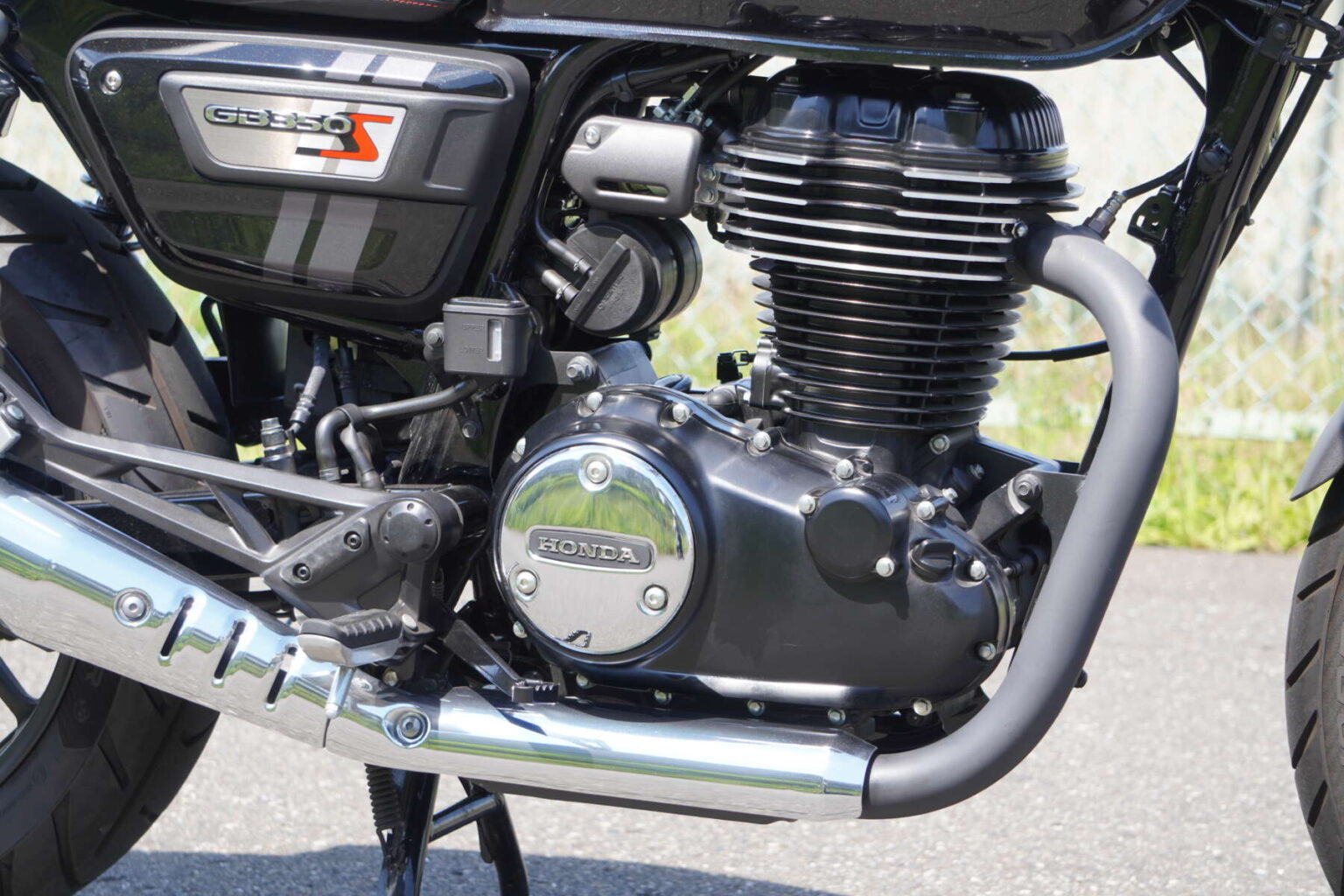 GB350／Sの人気の秘密は、気持ち良さ全開のビッグシングルエンジンにあり - ForR