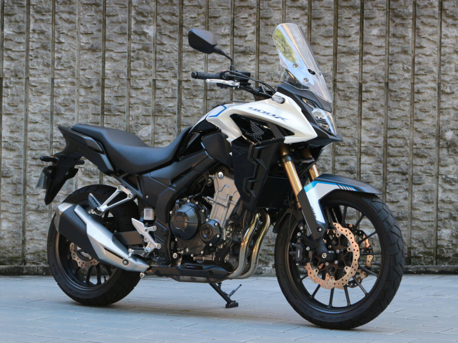 400Xは隠れ名車!? 約10年の進化でクロスオーバーからアドベンチャーツアラーに接近中 - ForR