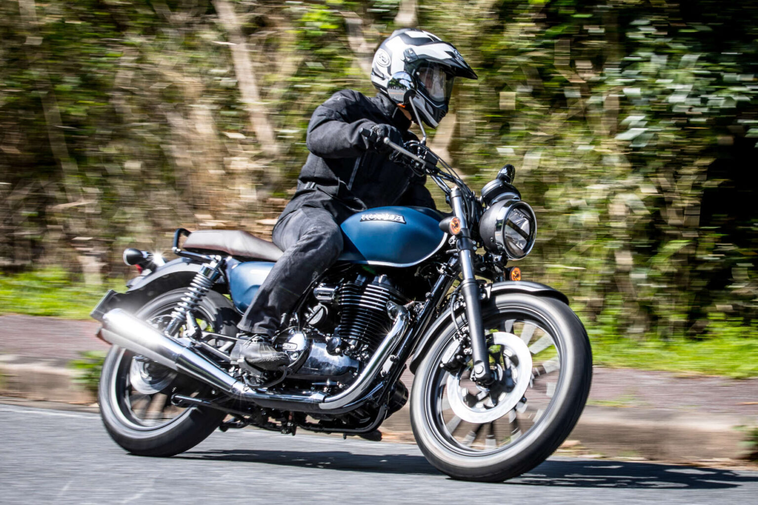 GB350／Sの人気の秘密は、気持ち良さ全開のビッグシングルエンジンにあり - ForR