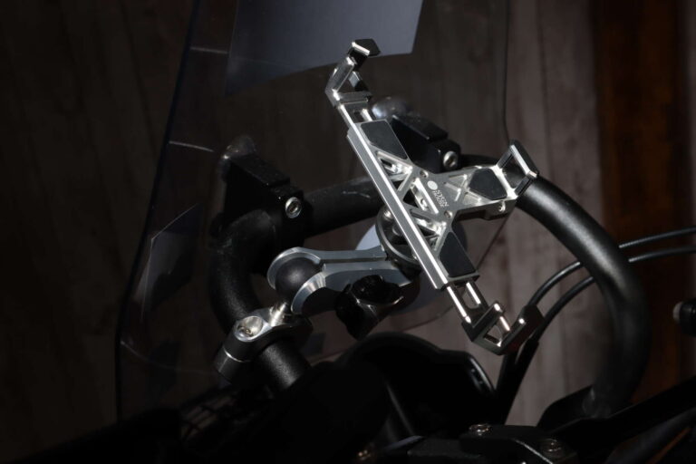 カスタムパーツのようなアルミ削り出しスマートフォンホルダー「MOUNT SYSTEM」 - ForR