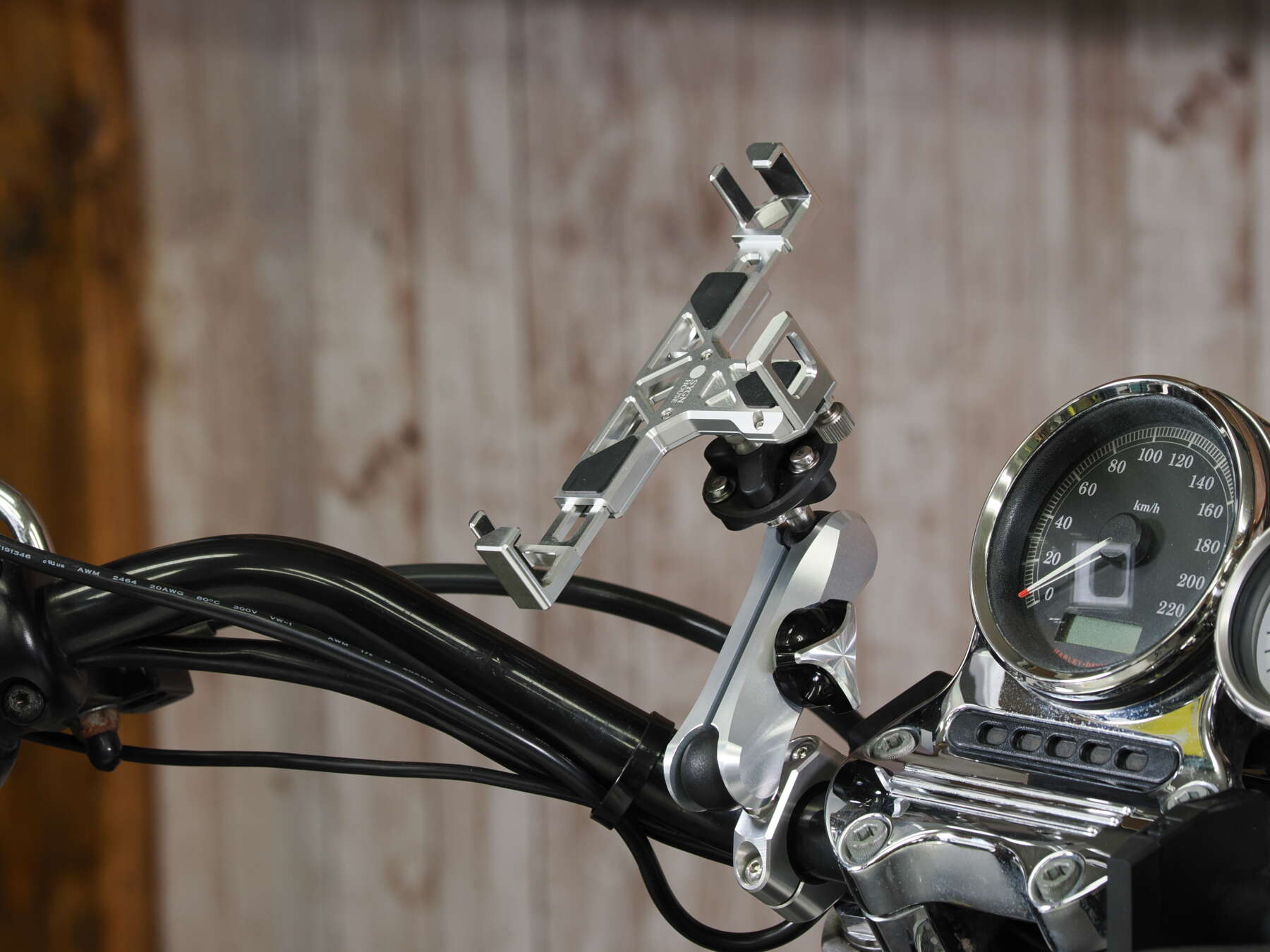 カスタムパーツのようなアルミ削り出しスマートフォンホルダー「MOUNT SYSTEM」 - ForR