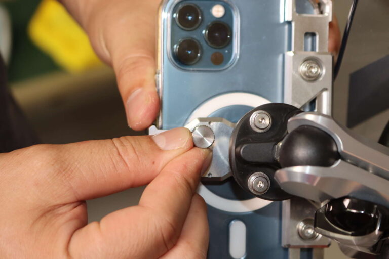 カスタムパーツのようなアルミ削り出しスマートフォンホルダー「MOUNT SYSTEM」 - ForR