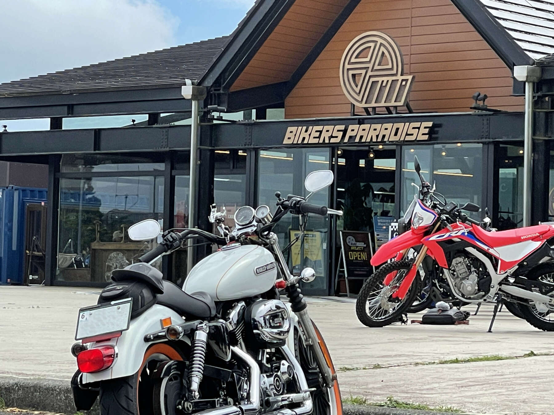 カスタムパーツのようなアルミ削り出しスマートフォンホルダー「MOUNT SYSTEM」 - ForR