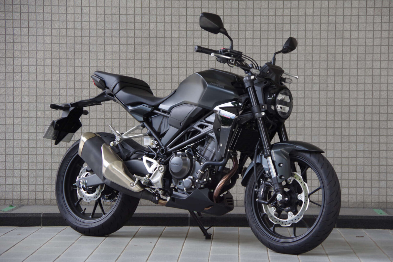 CB250Rはカフェレーサーというよりストリートファイター、鋭い走りが爽快 - ForR