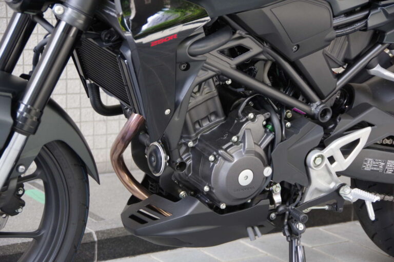 CB250Rはカフェレーサーというよりストリートファイター、鋭い走りが爽快 - ForR