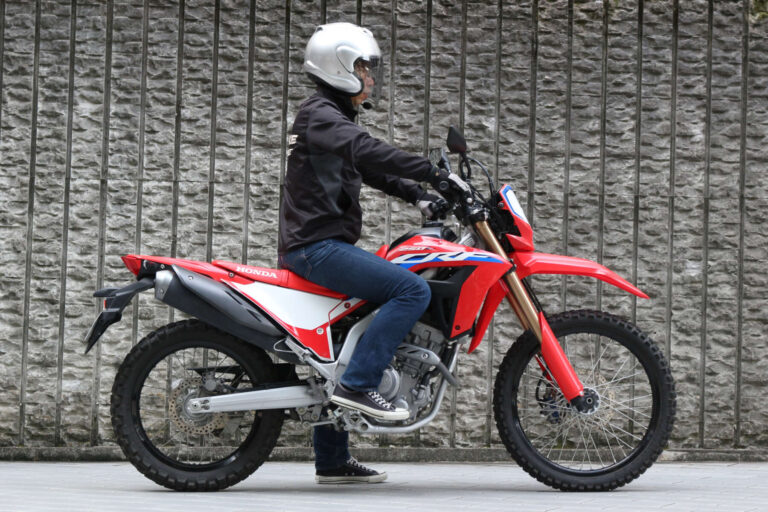 新型CRF250Lはセロー250並みの足着き性で、トコトコ走りも得意 - ForR
