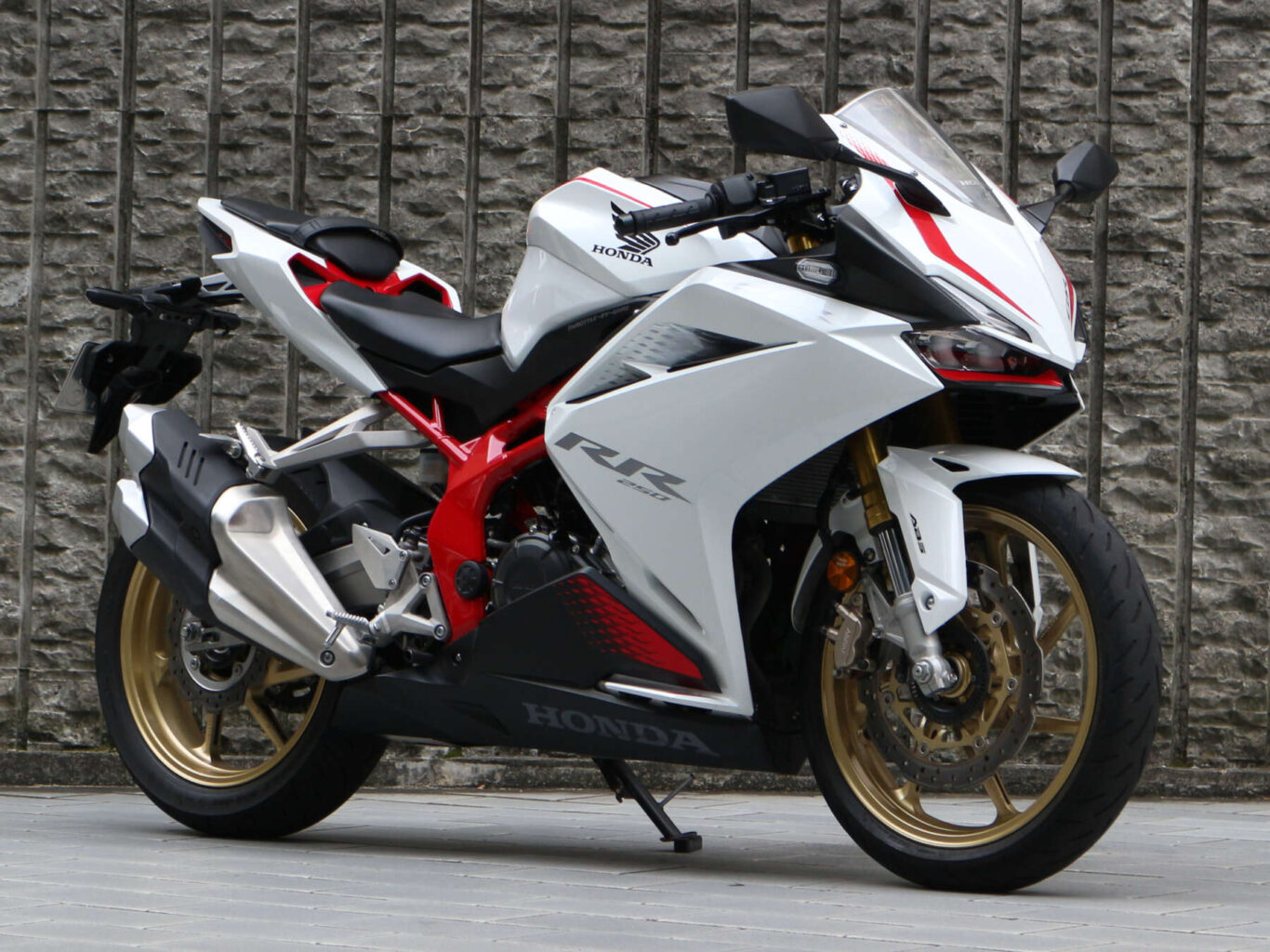 ホンダCBR250RRは2気筒だけど4気筒よりも速い!? 250ccでも最新技術てんこ盛り - ForR