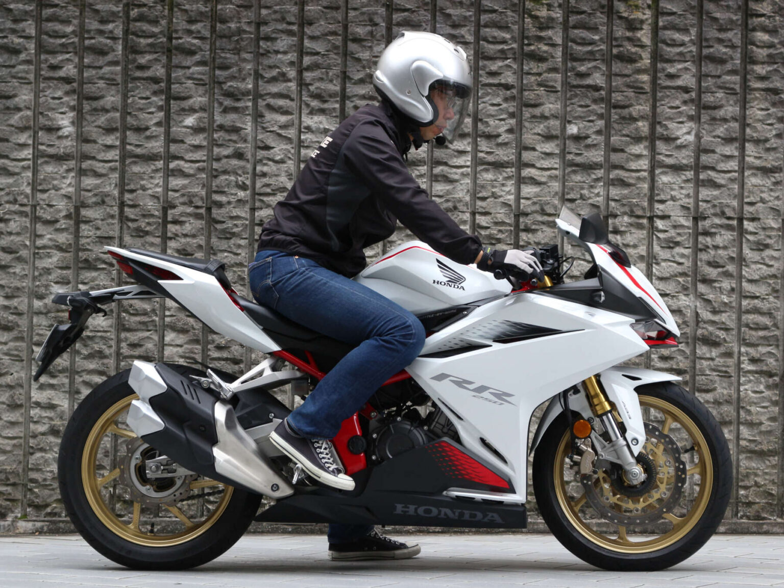 ホンダCBR250RRは2気筒だけど4気筒よりも速い!? 250ccでも最新技術てんこ盛り - ForR