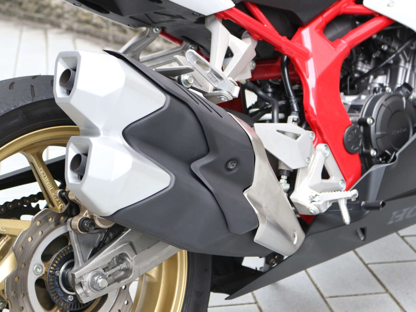 ホンダCBR250RRは2気筒だけど4気筒よりも速い!? 250ccでも最新技術てんこ盛り - ForR