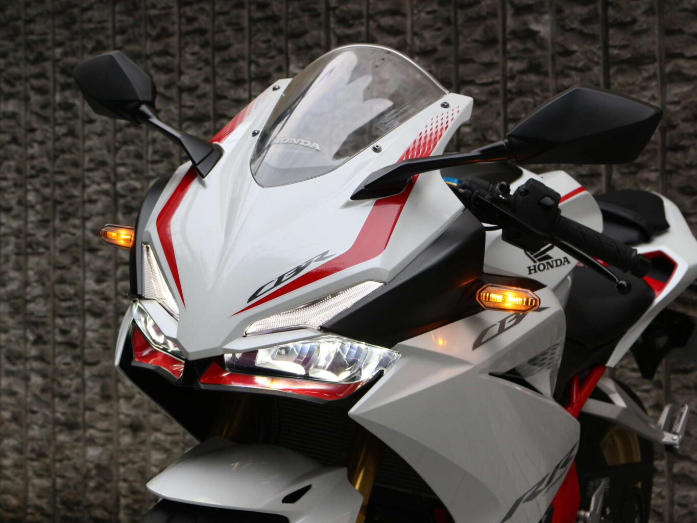 ホンダCBR250RRは2気筒だけど4気筒よりも速い!? 250ccでも最新技術てんこ盛り - ForR