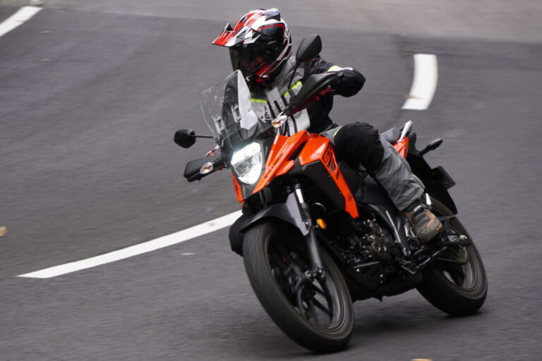 軽くてスポーティな走りのVストローム250SXはアドベンチャーバイクの新規軸！ - ForR